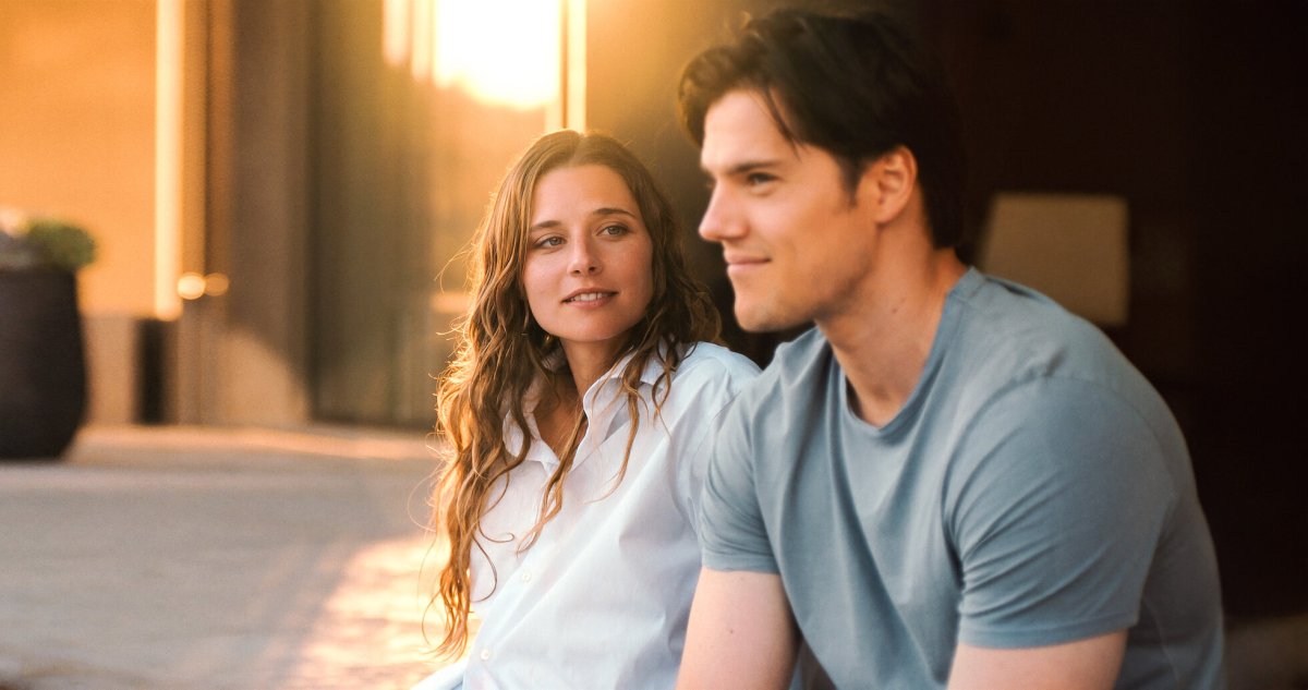 Fall for Me Cast: Every Actor and Character in the Netflix Movie